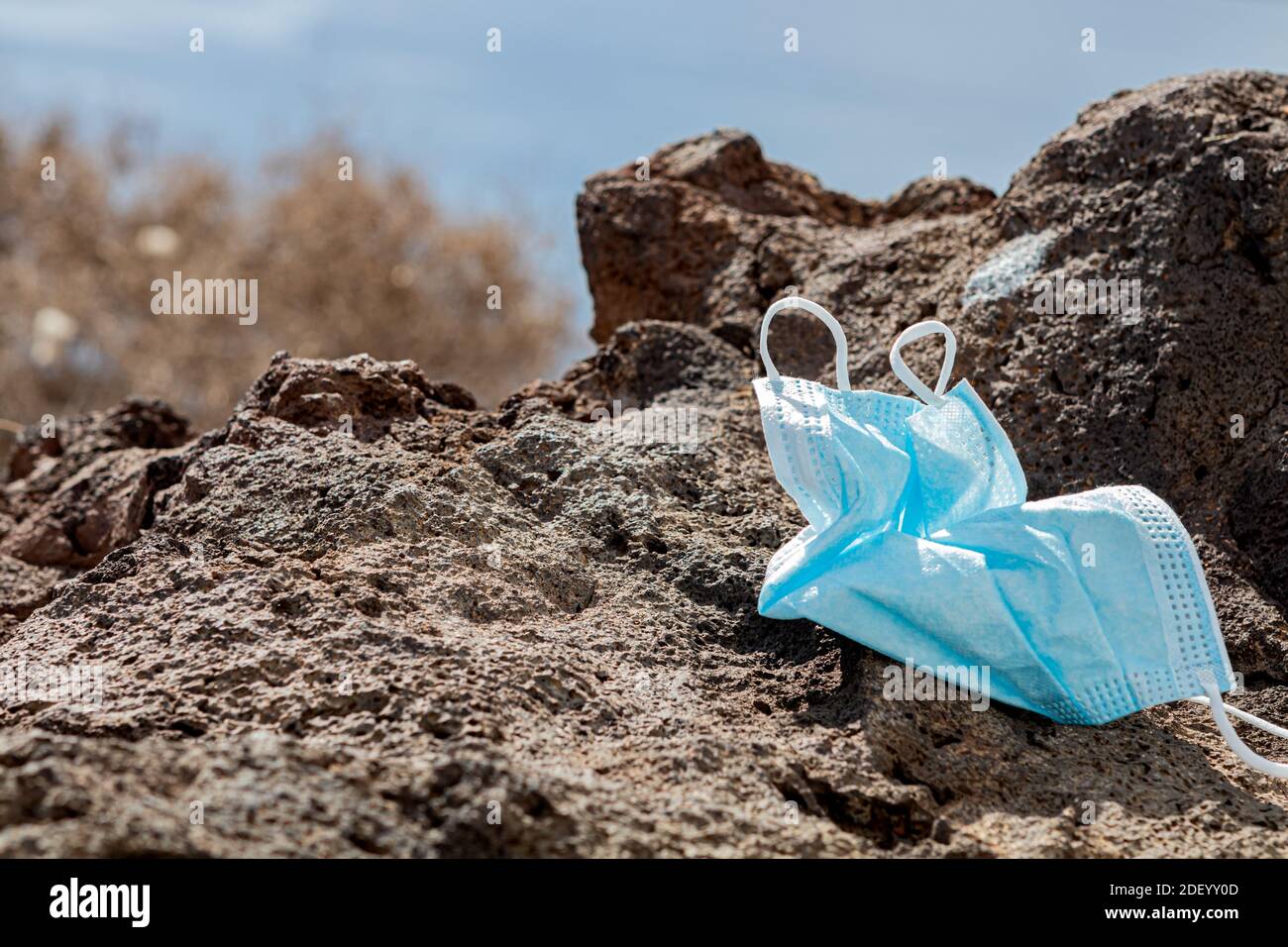 Used medical mask thrown sea hi-res stock photography and images - Alamy