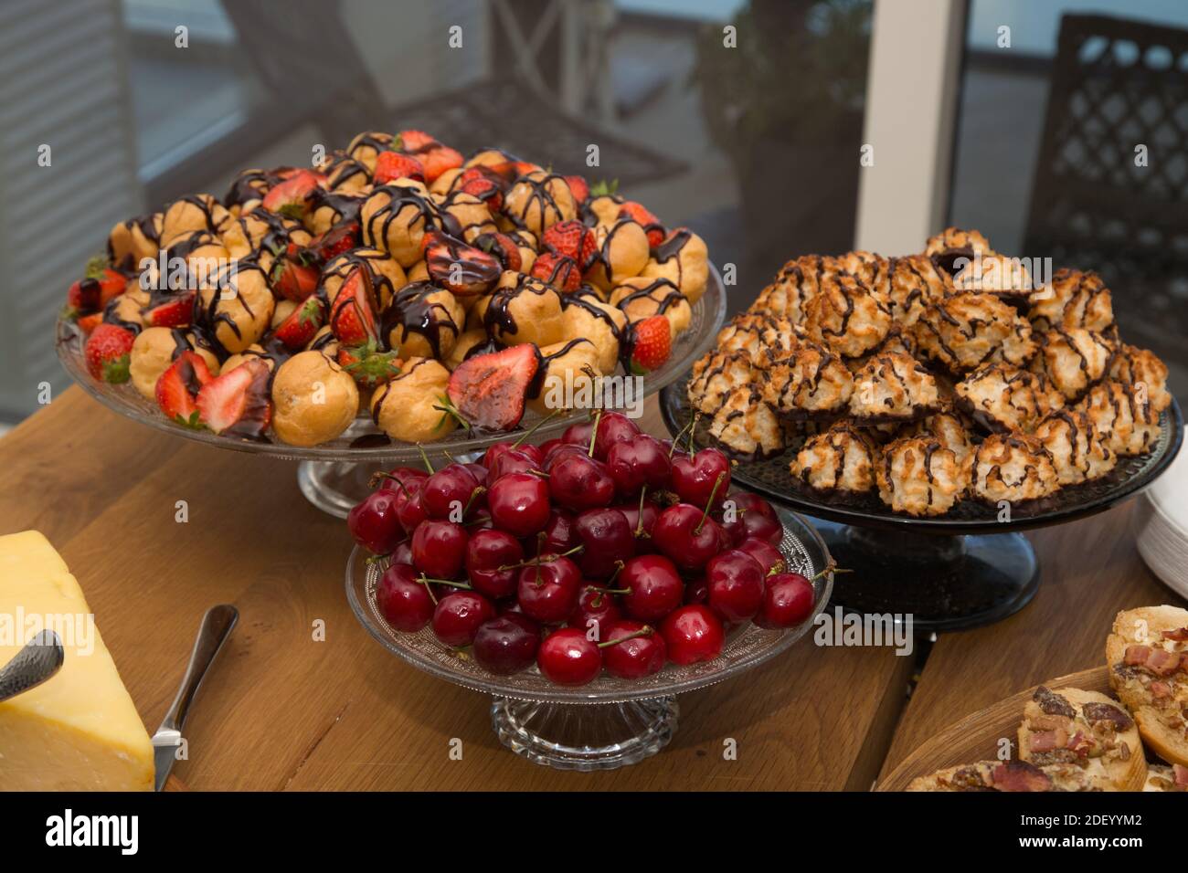 Plating fruits hi-res stock photography and images - Alamy