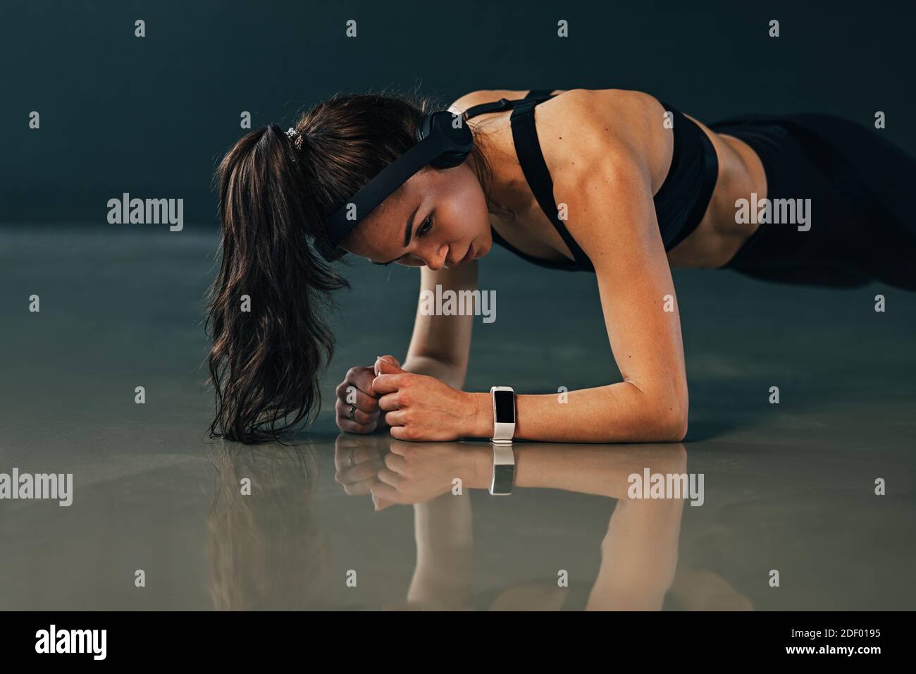 Fitness plank hi-res stock photography and images - Alamy
