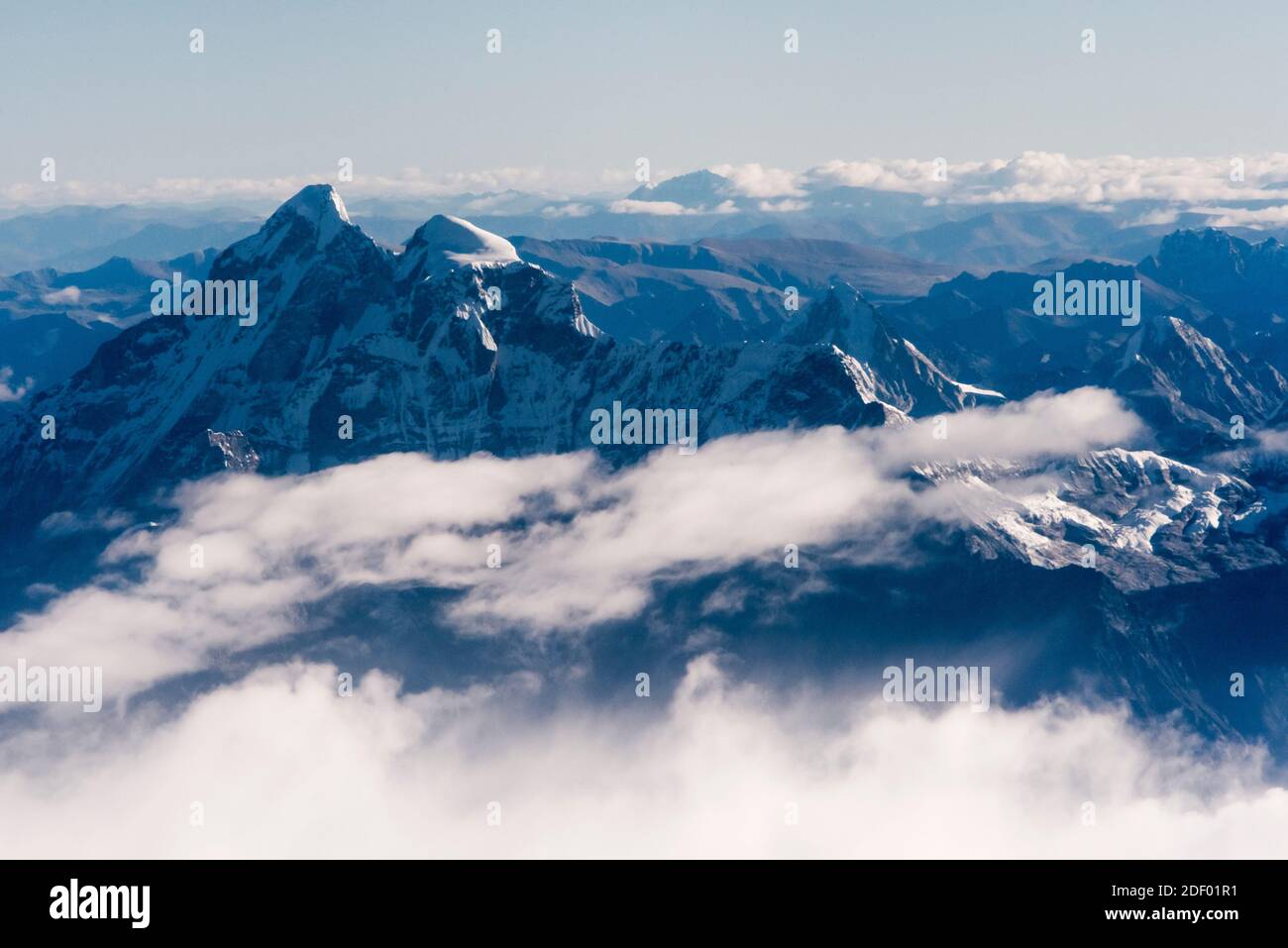 Gauri Shankar (7134m) in the Himalayas above the clouds, Nepal Stock ...