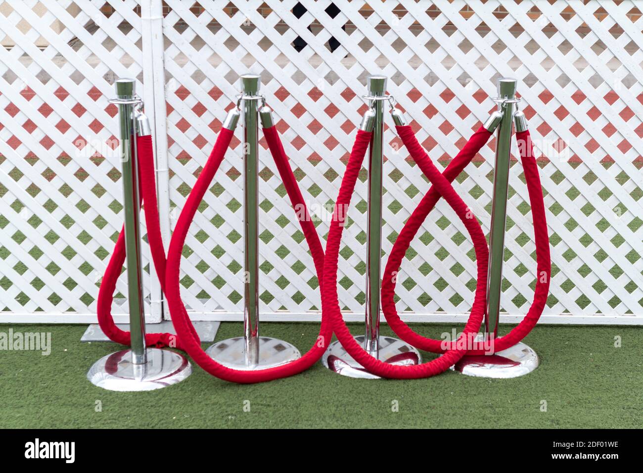 Rope and post barrier hi-res stock photography and images - Alamy