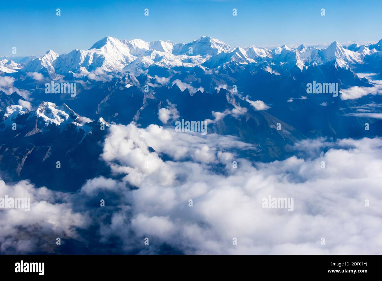 Mount Everest (8848m) in the Himalayas above the clouds, Nepal Stock ...