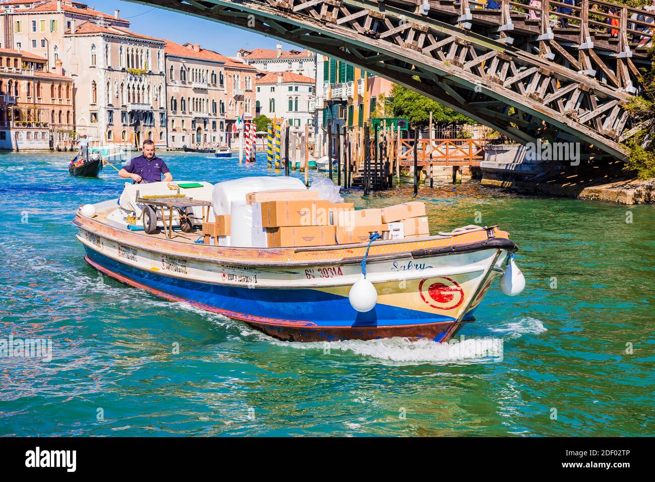 Working canal barge hi-res stock photography and images - Alamy