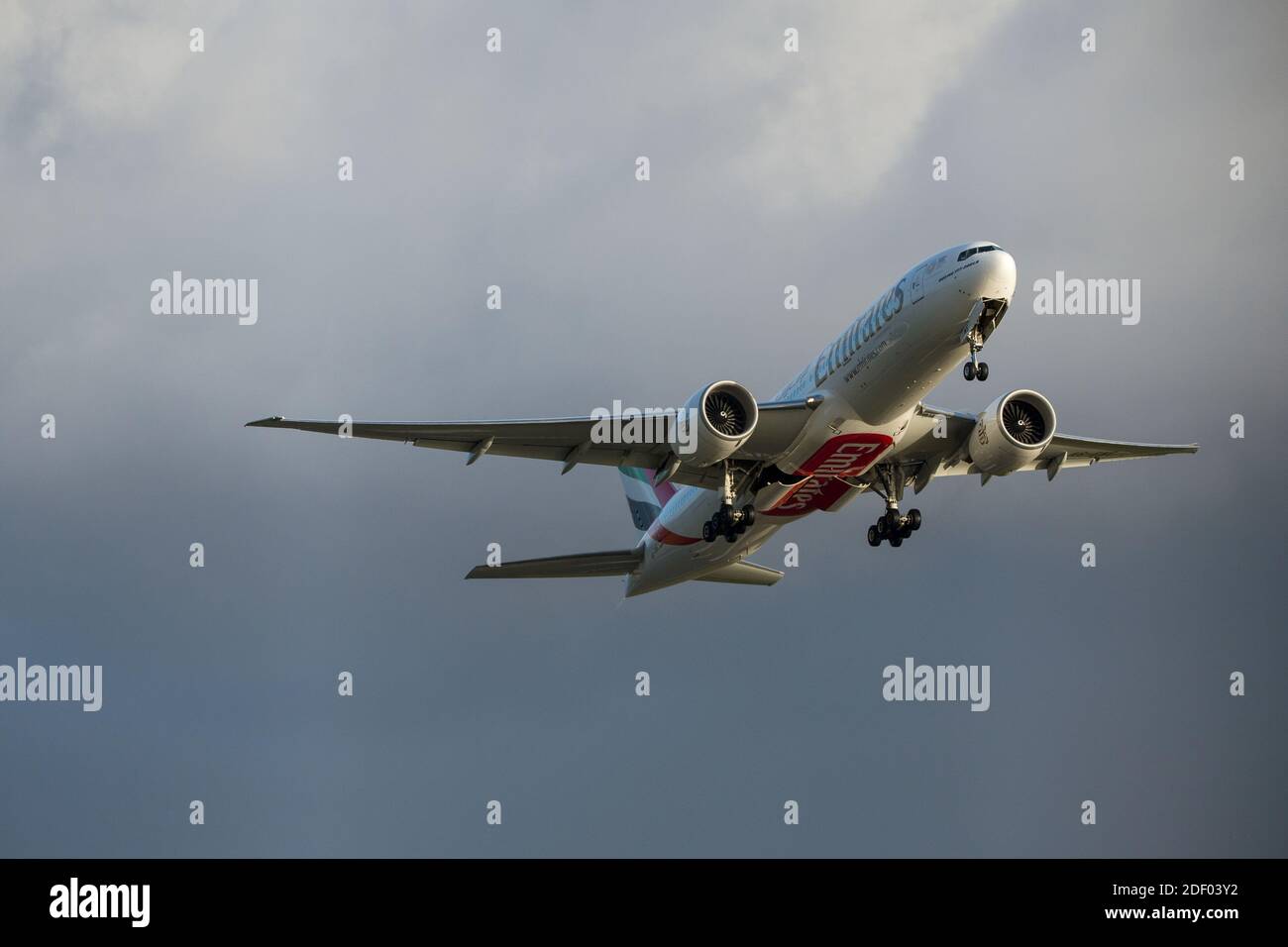 Emirates taking off glasgow airport hi-res stock photography and images ...