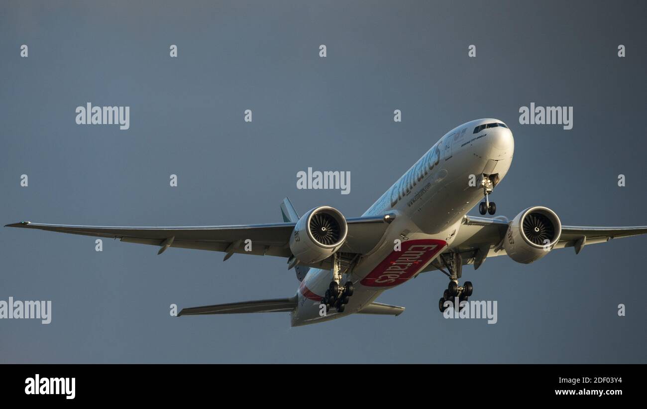 Emirates b777 at glasgow airport hi-res stock photography and images ...