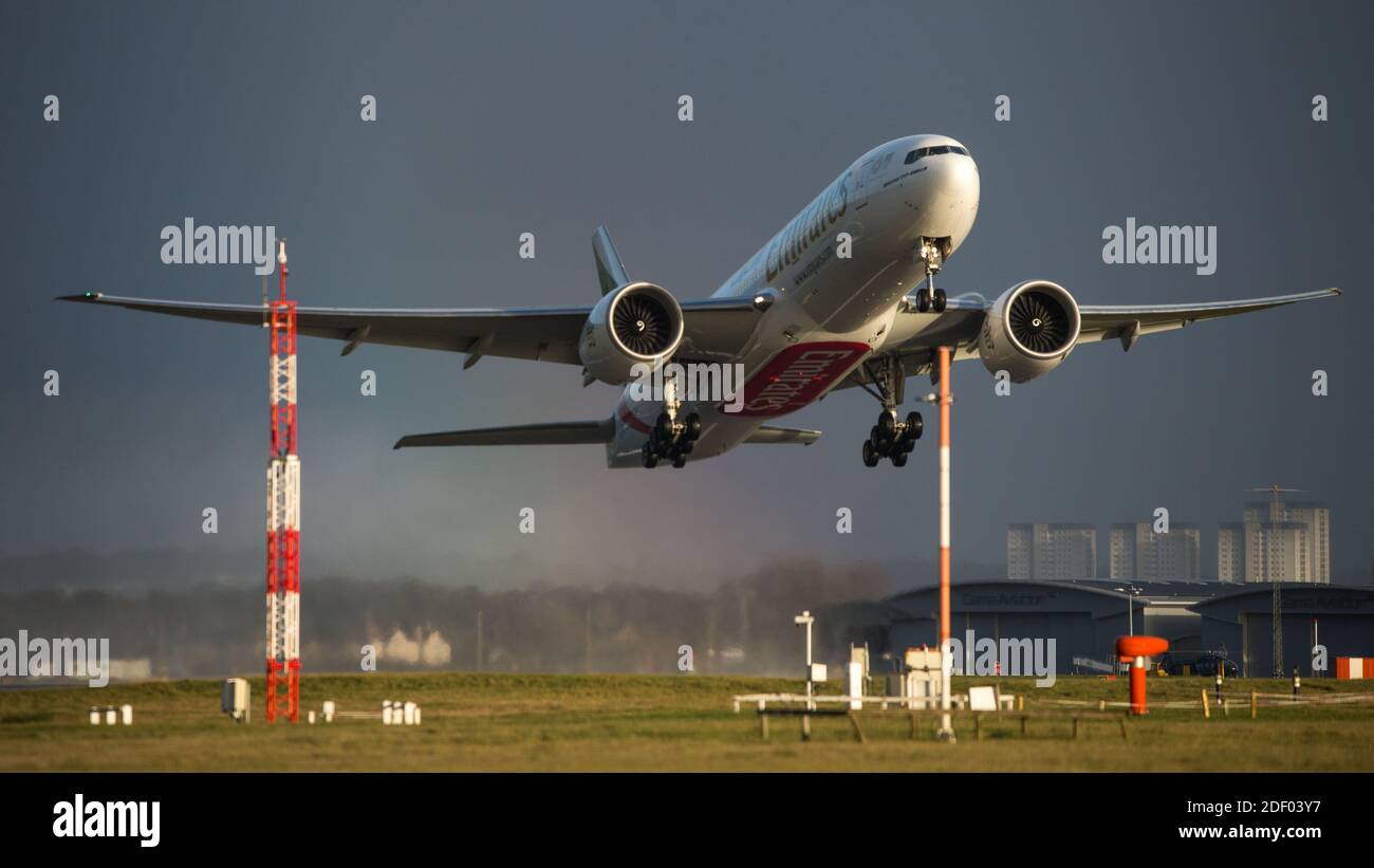 Emirates b777 at glasgow airport hi-res stock photography and images ...