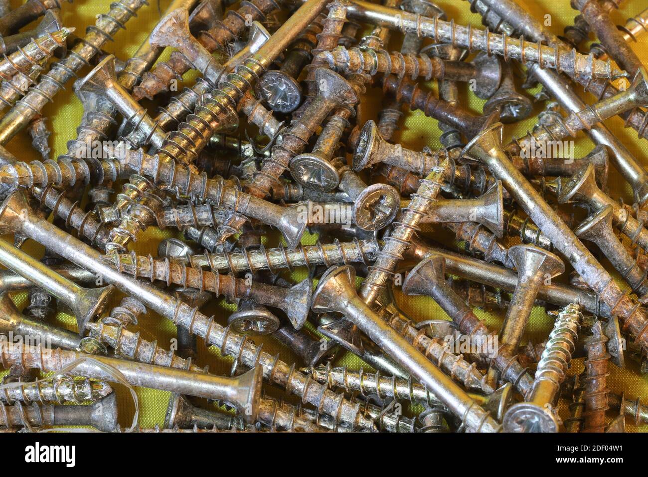 pile of screws as background pattern Stock Photo - Alamy