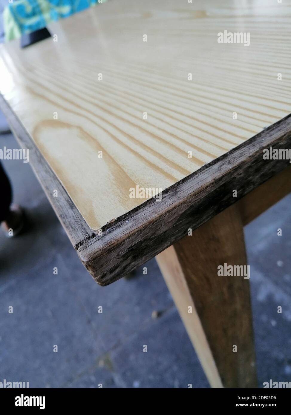 Edge of a wooden garden table in soft focus Stock Photo - Alamy