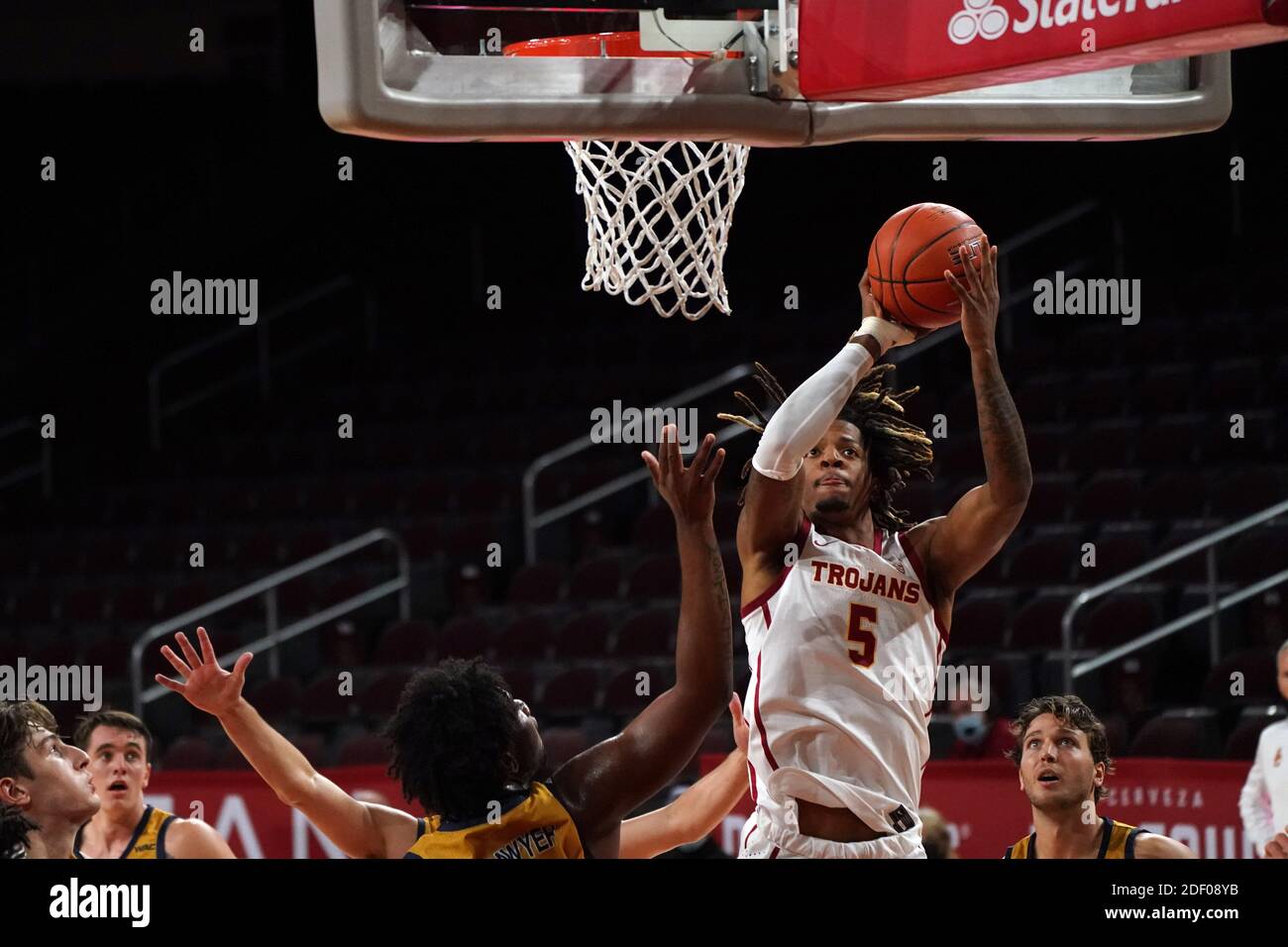 Southern California Trojans guard Isaiah White (5) shoots the ball in ...