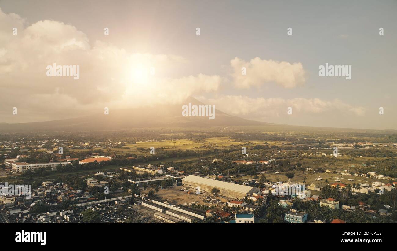 Mayon volcano hi-res stock photography and images - Alamy