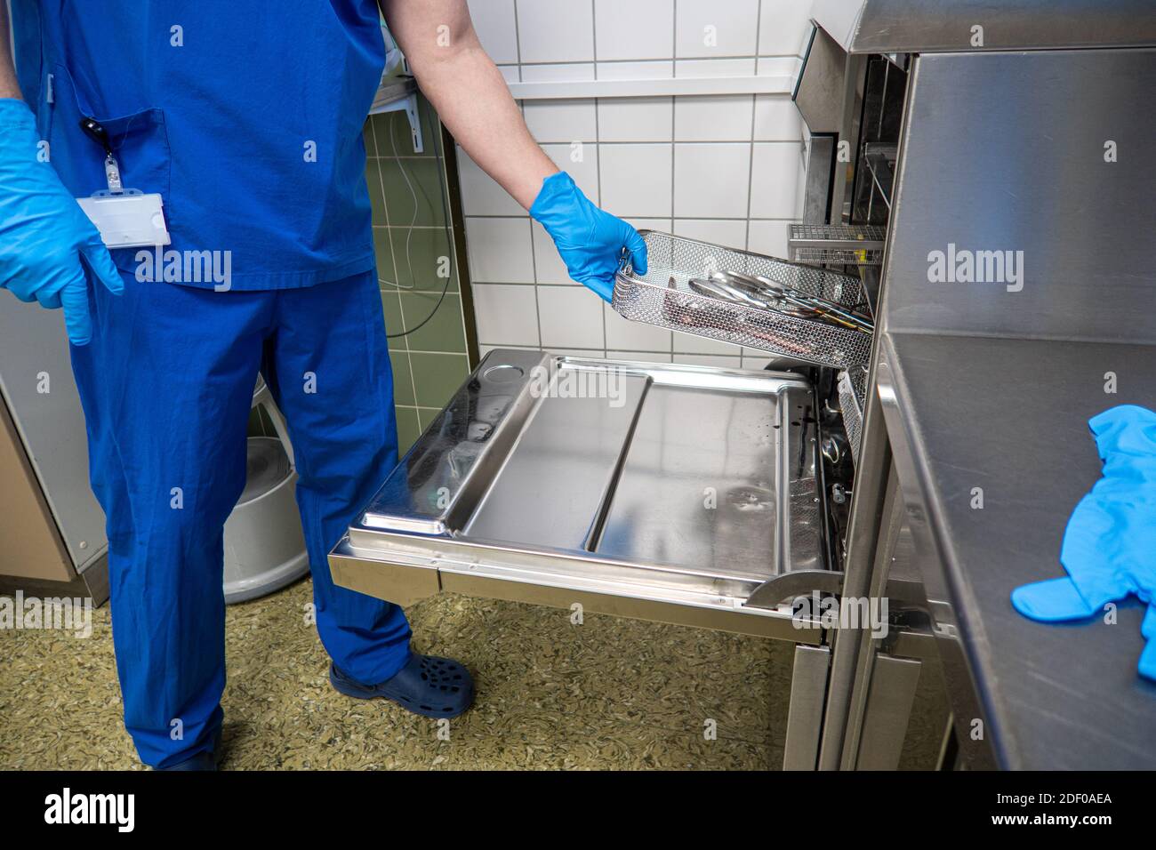 Washing surgical instruments hi-res stock photography and images - Alamy