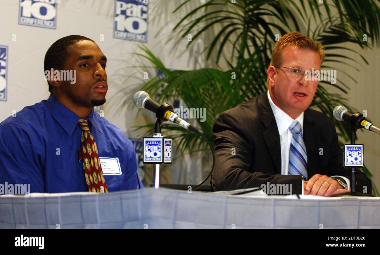Los Angeles, United States. 27th July, 2006. Arizona coach Mike Stoops ...