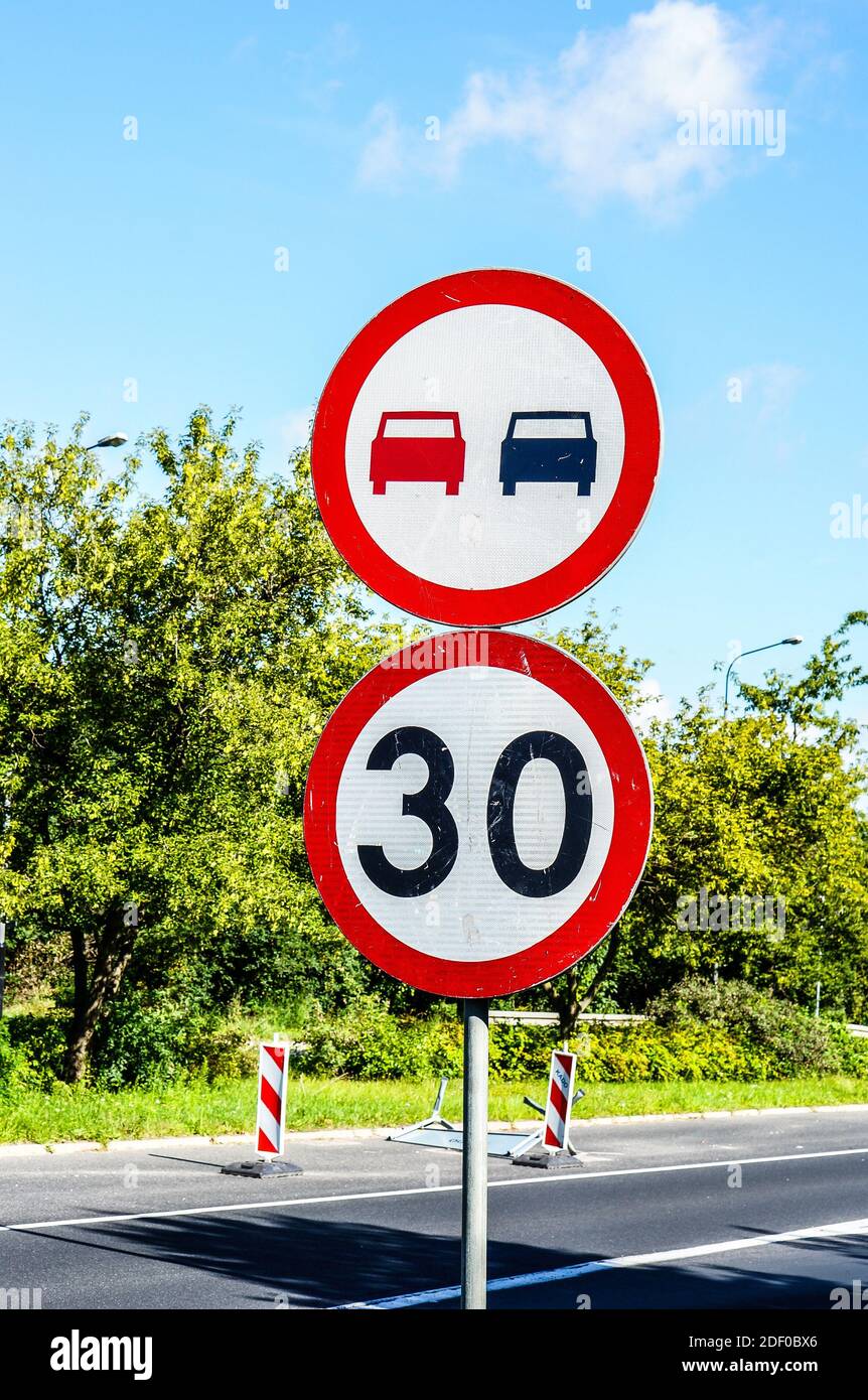 A road sign indicating 30 mph speed limit Stock Photo - Alamy