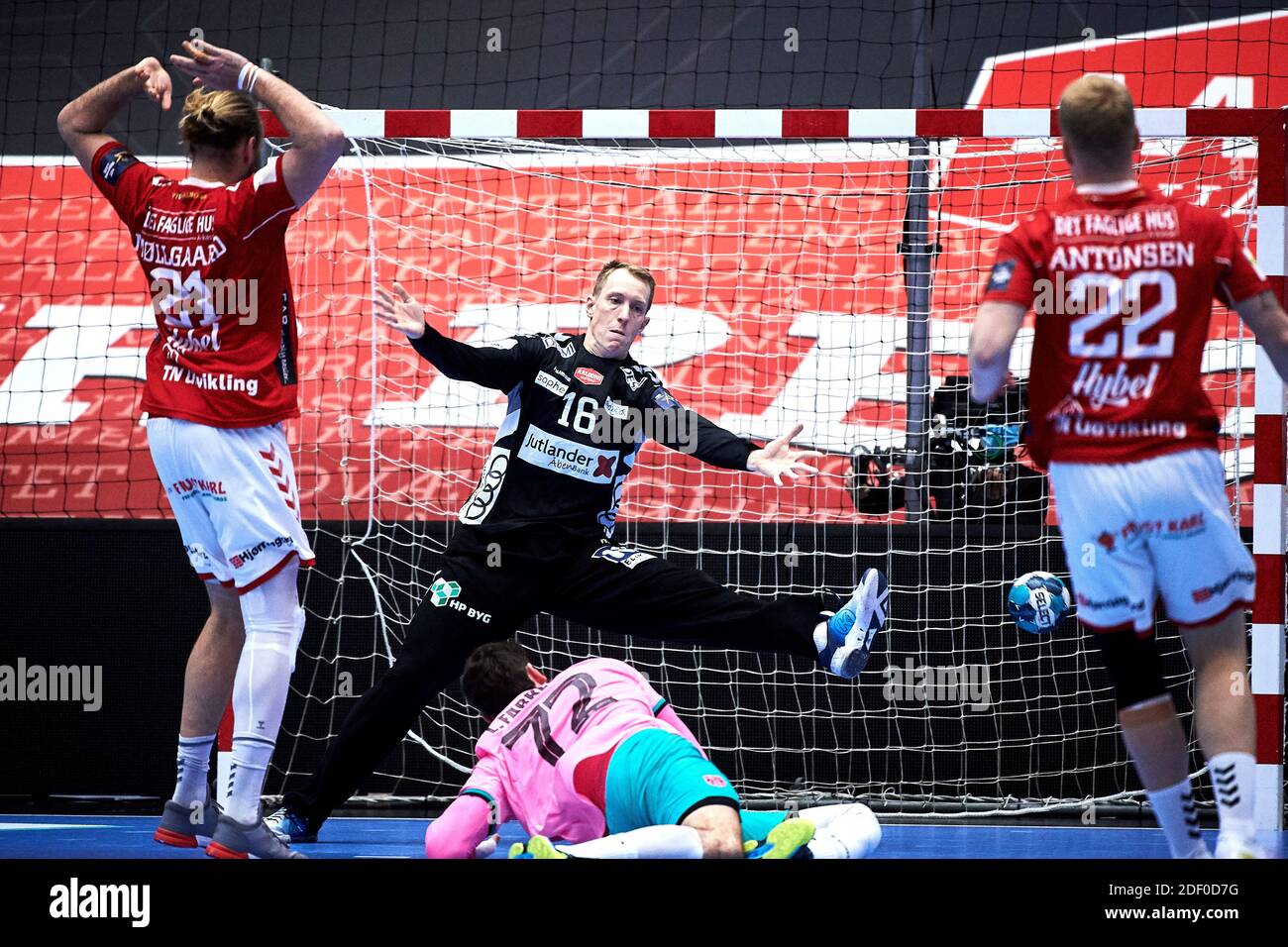 Aalborg handball fc barcelona handbol hi-res stock photography and ...