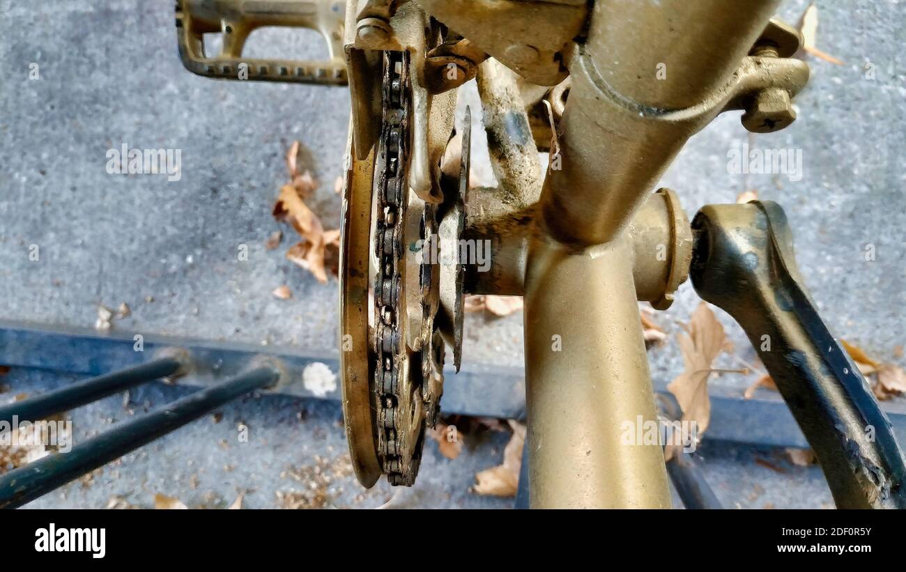 Painted bicycle wheel and chain hi-res stock photography and images - Alamy