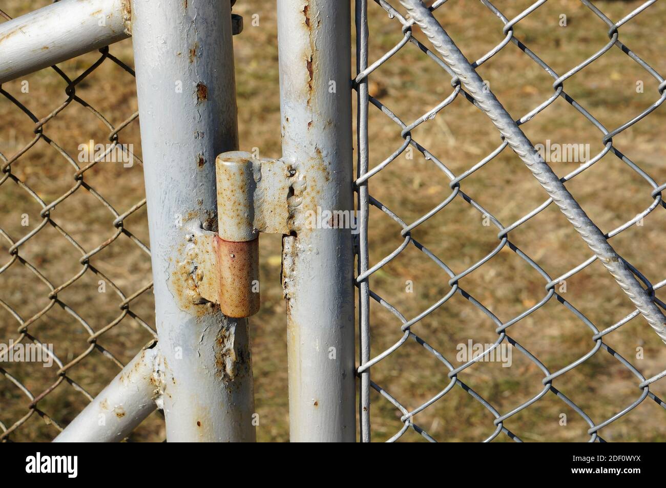 Gate hinge hi-res stock photography and images - Alamy