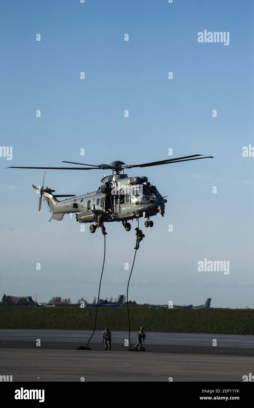 Soldiers of French air force special forces (commando parachutiste de ...