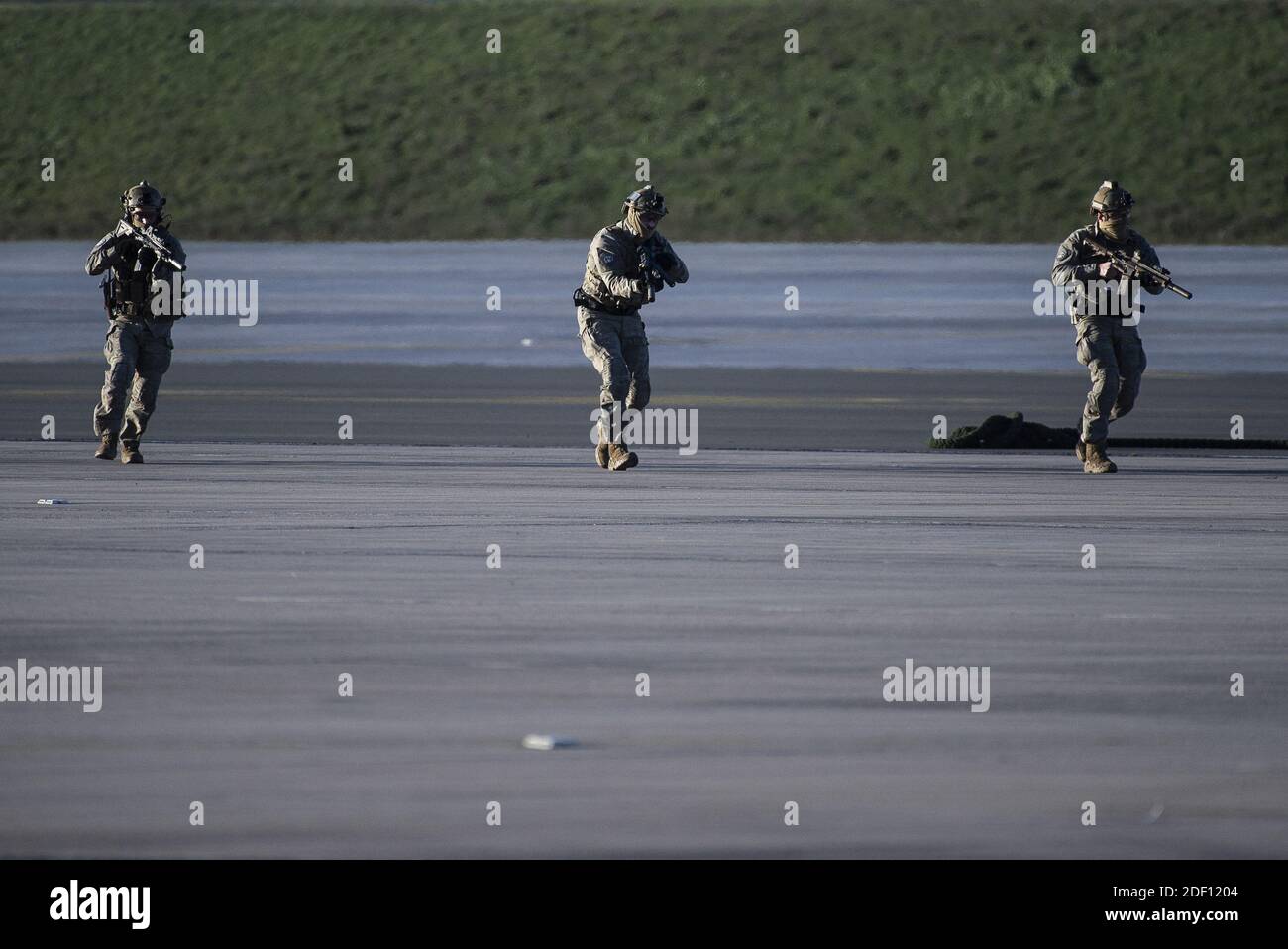 Soldiers of French air force special forces (commando parachutiste de ...