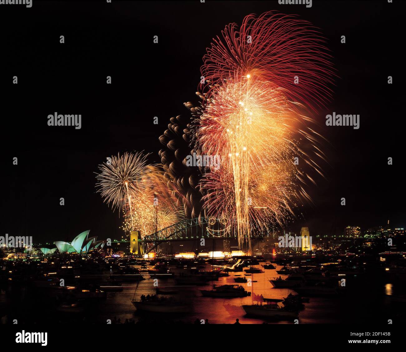 Fireworks over sydney harbour hi-res stock photography and images - Alamy