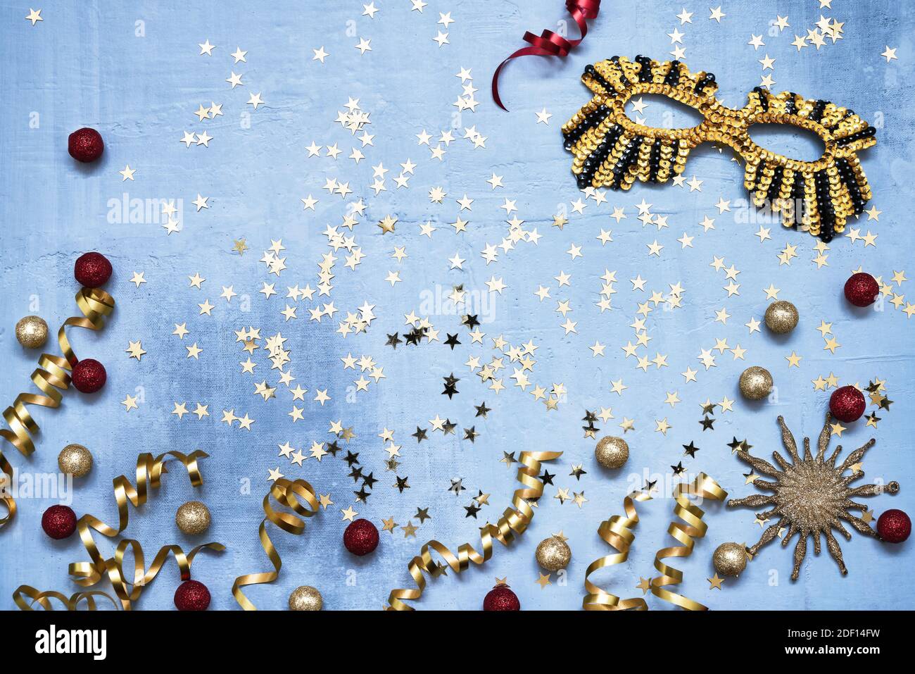 Golden christmas background streamers hi-res stock photography and ...