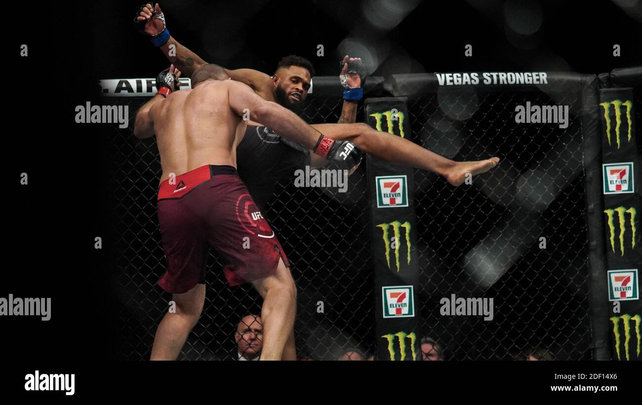 Aleksei Oleinik (red gloves) vs. Maurice Greene (blue gloves) at T ...
