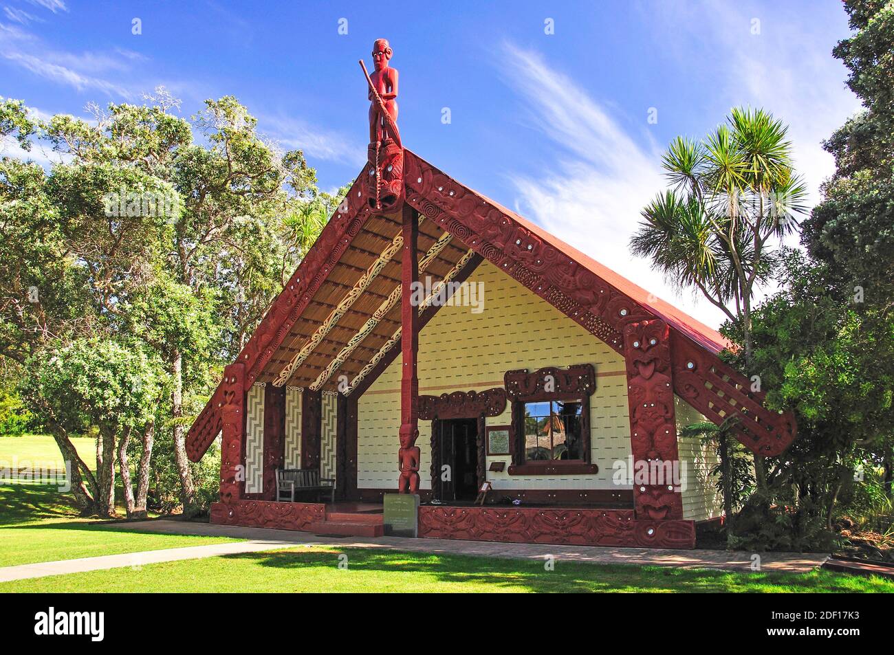 Maori traditional meeting house at waitangi hi-res stock photography ...