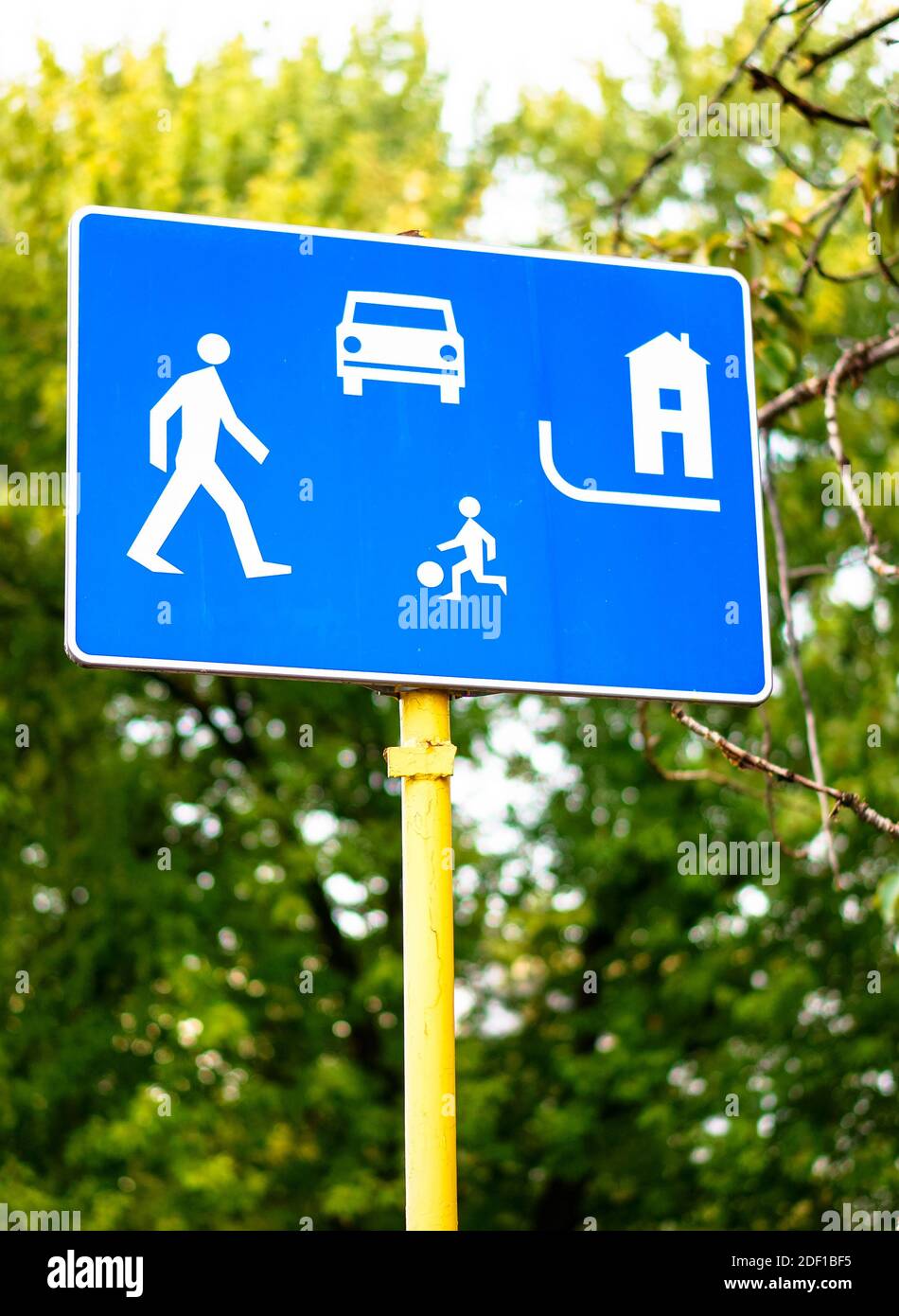 Woonerf sign hi-res stock photography and images - Alamy