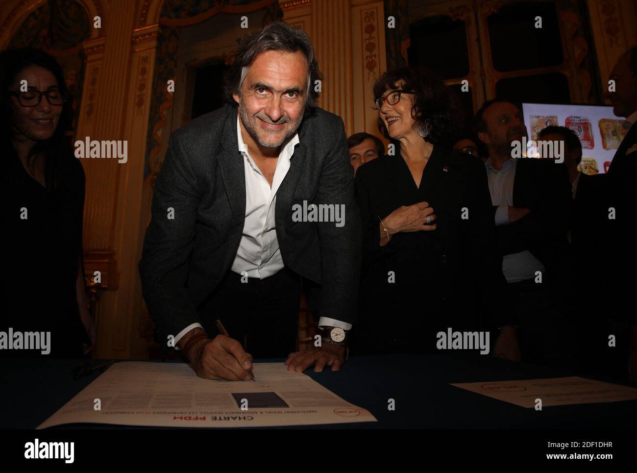 Emmanuel Chain lors de la signature de la charte Les Medias S'engagent ...