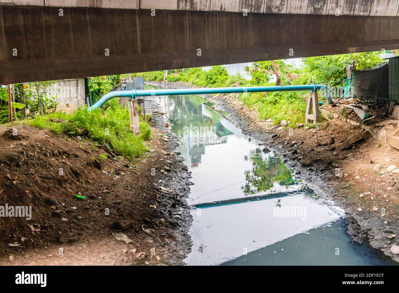 Unsightly run down poor dirty old areas in the metropolis of Bangkok in ...