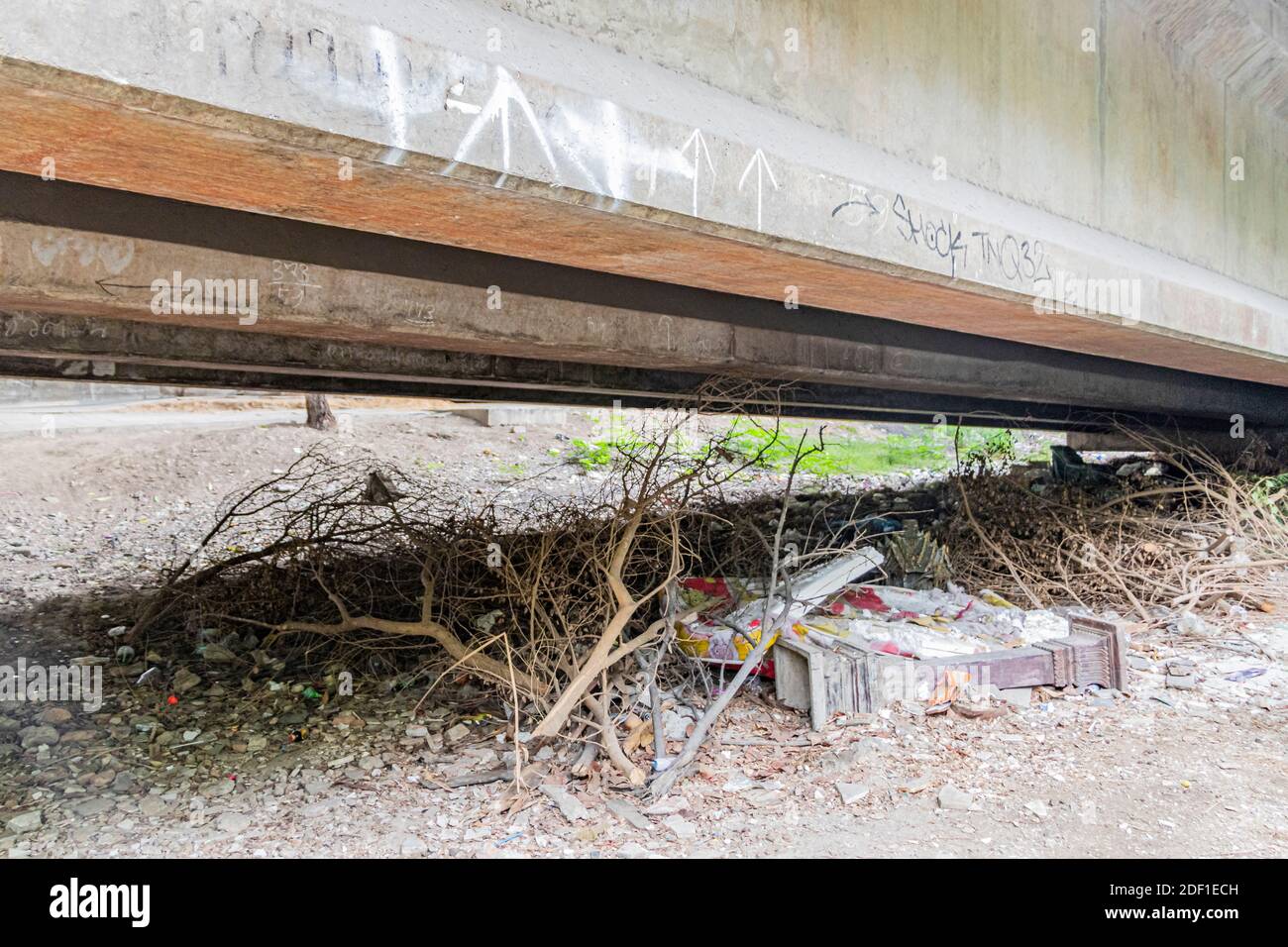 Unsightly run down poor dirty old areas in the metropolis of Bangkok in ...