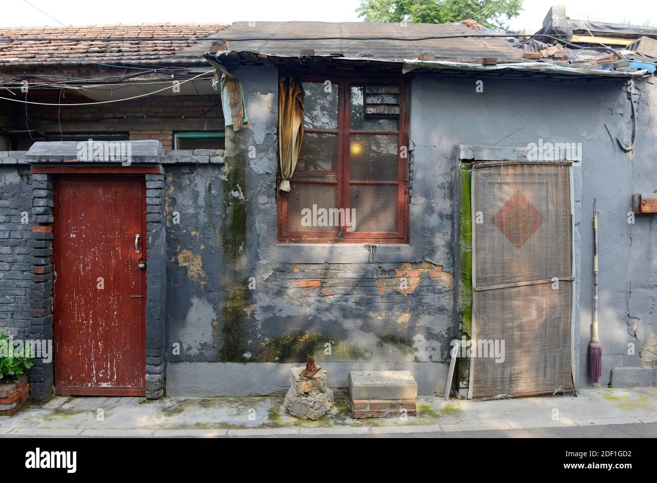 Hutong doors hi-res stock photography and images - Alamy