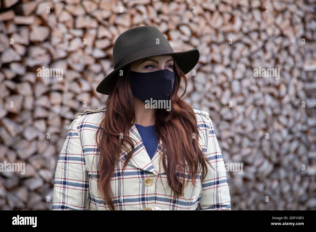 Woman wearing a fedora hi-res stock photography and images - Alamy