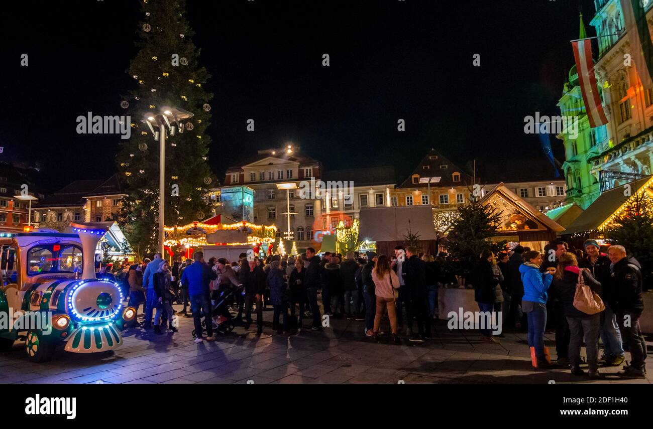 Crowded christmas market night twinkling hi-res stock photography and ...