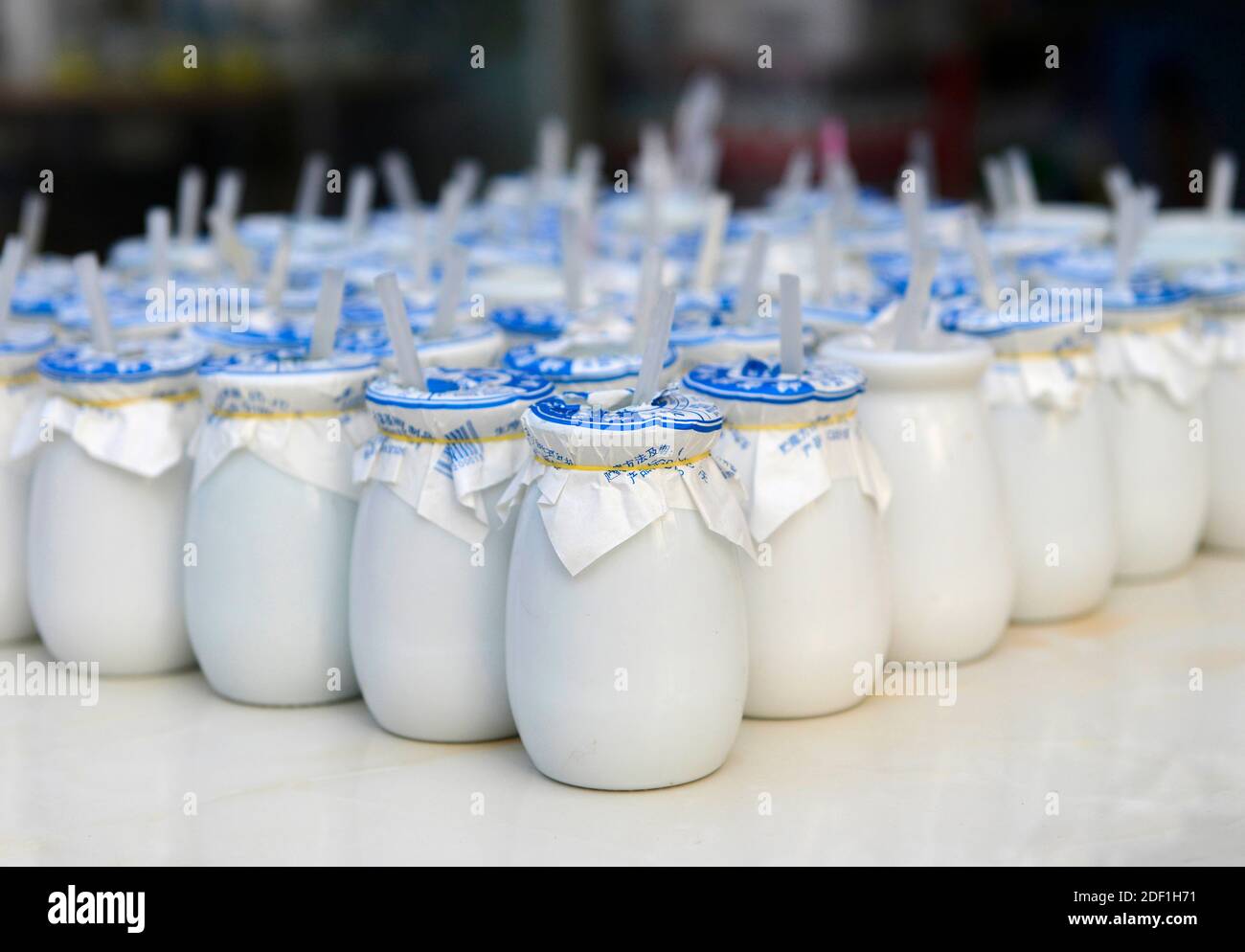 Empty pots hi-res stock photography and images - Alamy