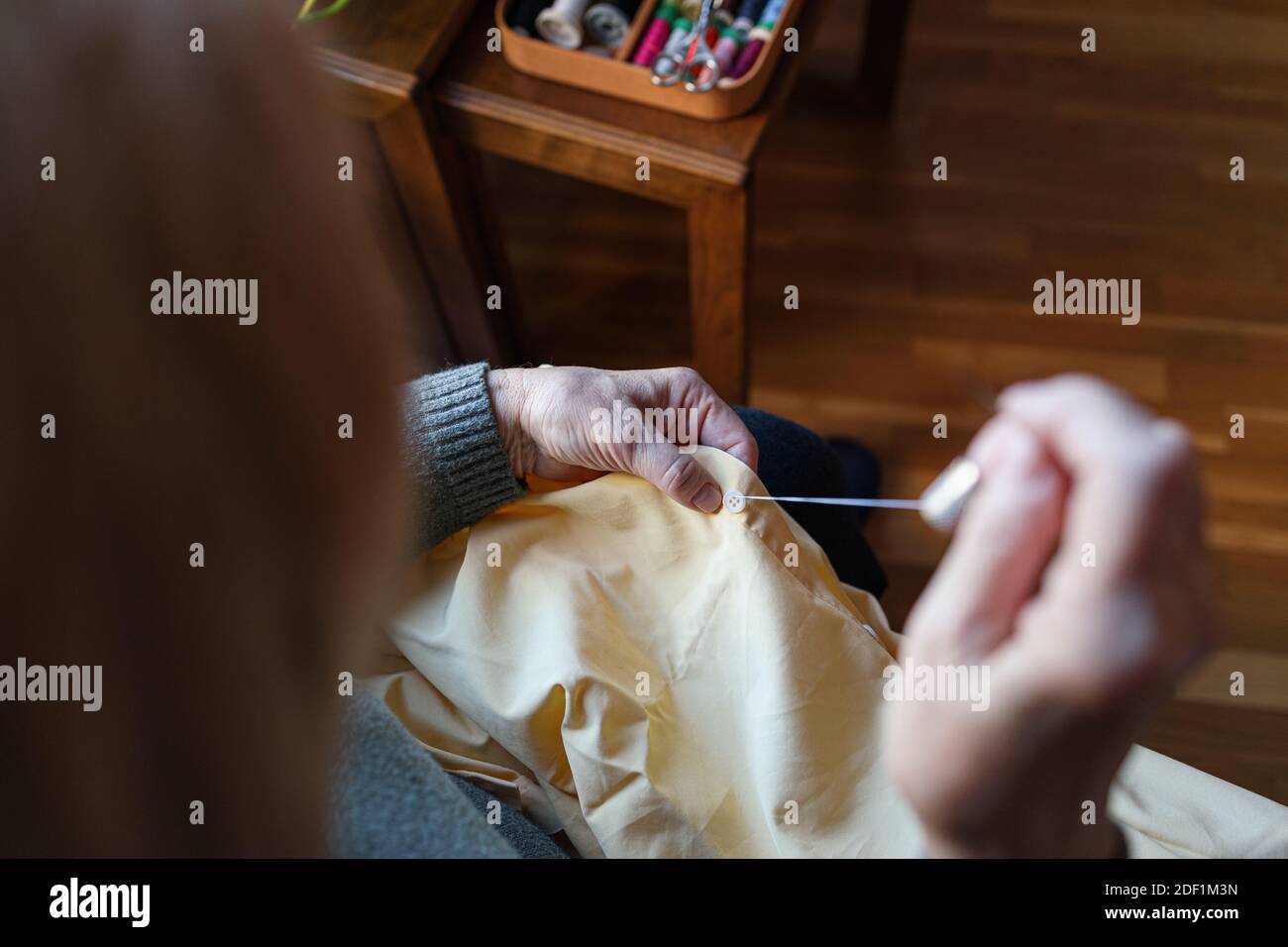 Hand sewing needle hi-res stock photography and images - Alamy