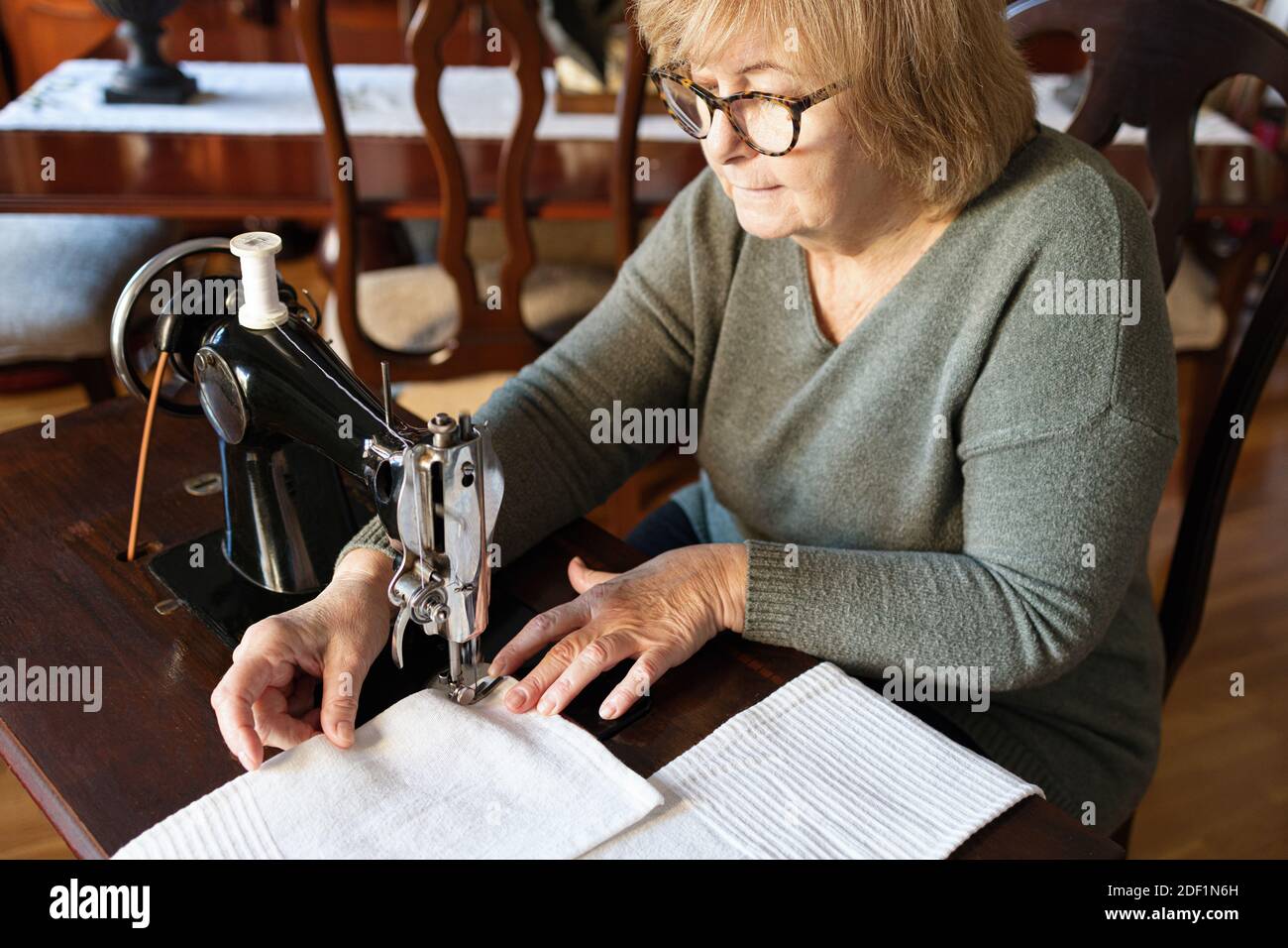 Old fashioned sewing machine hi-res stock photography and images - Alamy