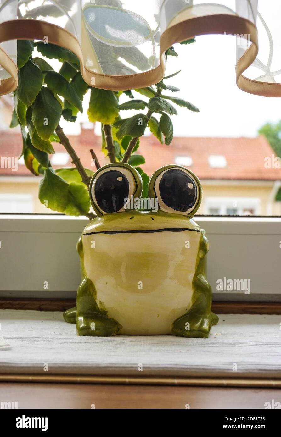 Frog pottery hi-res stock photography and images - Alamy