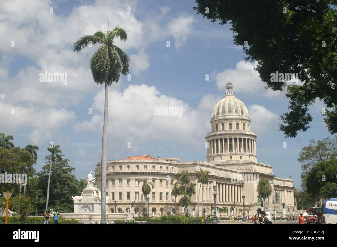 Cuban buildings hi-res stock photography and images - Alamy