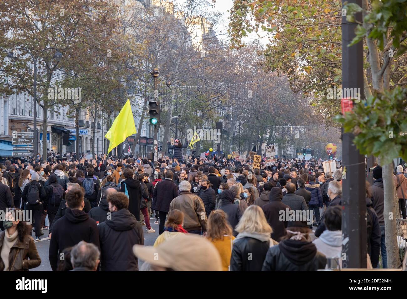 Riot crowd violence hi-res stock photography and images - Alamy