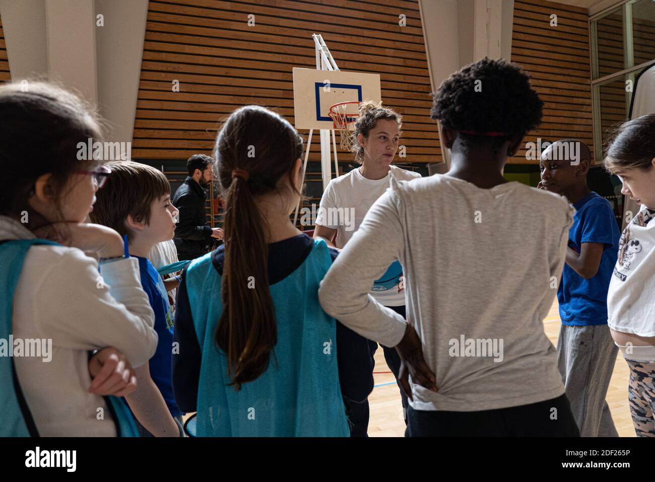 Children playing basteball at the School Sports Games in the 13th ...