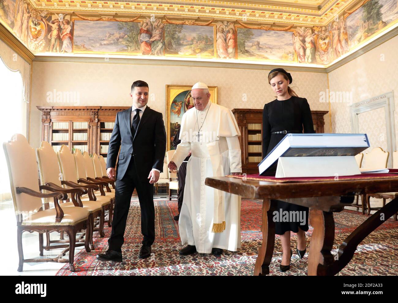 Pope Francis meets President of Ukraine Volodymyr Zelensky and his wife ...