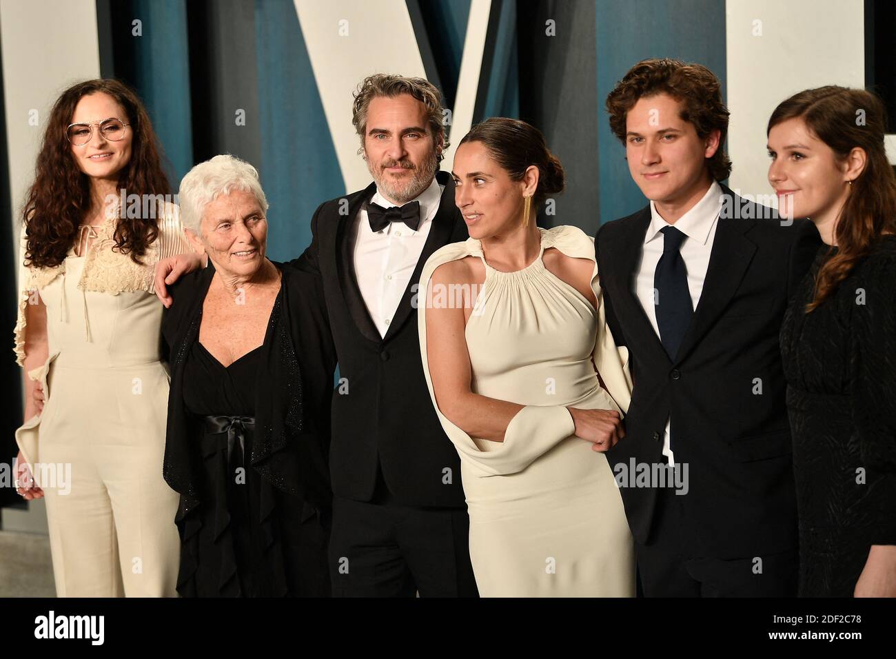Joaquin Phoenix with sister Rain Phoenix (1st L) and mother Arlyn ...