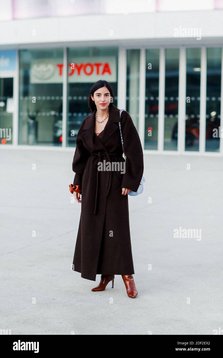 Street style, Bettina Looney arriving at Jacquemus Fall-Winter 2020 ...