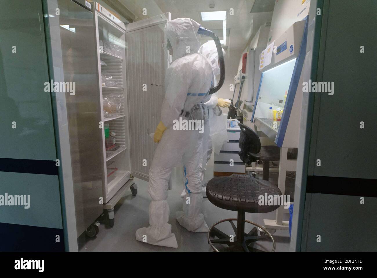 Biosafety level laboratory hi-res stock photography and images - Alamy