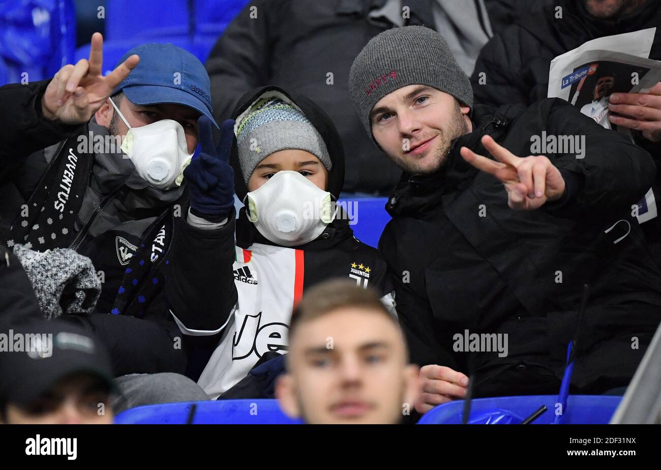 Football fans wear masks amid coronavirus fear during UEFA Champions ...