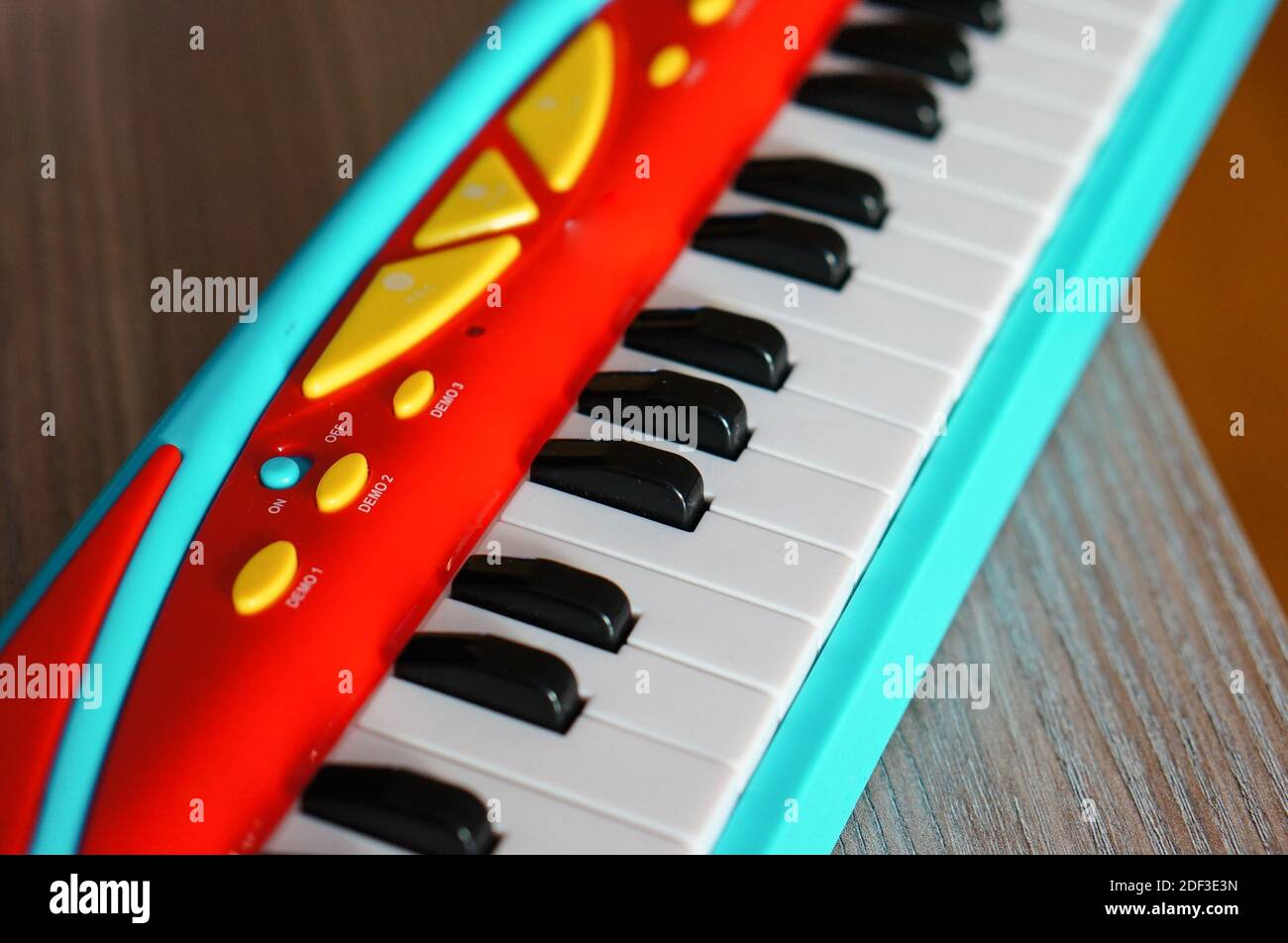 Kids piano keyboard hi-res stock photography and images - Alamy