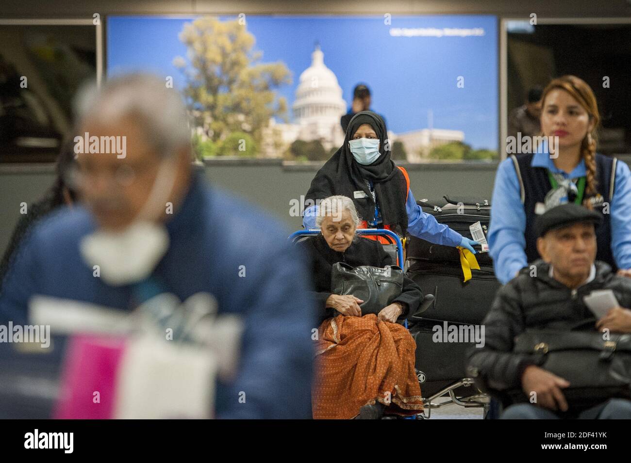 Dubai family airport hi-res stock photography and images - Alamy