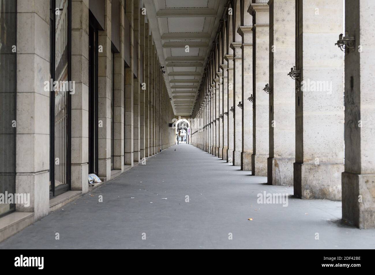 Illustration Paris is deserted ( on the rue de rivoli ) on march 17 ...