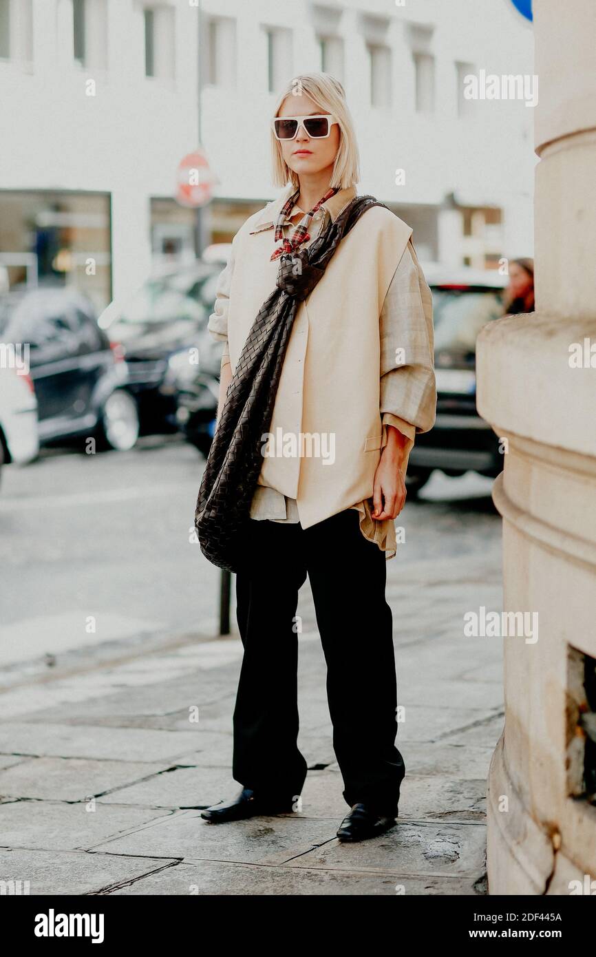 Street style, Linda Tol arriving at Altuzarra Fall Winter 2020-2021 ...