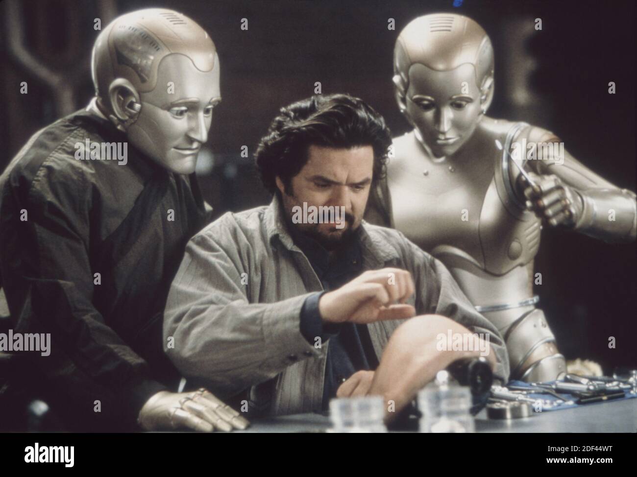 ROBIN WILLIAMS, OLIVER PLATT and KIERSTEN WARREN in BICENTENNIAL MAN ...
